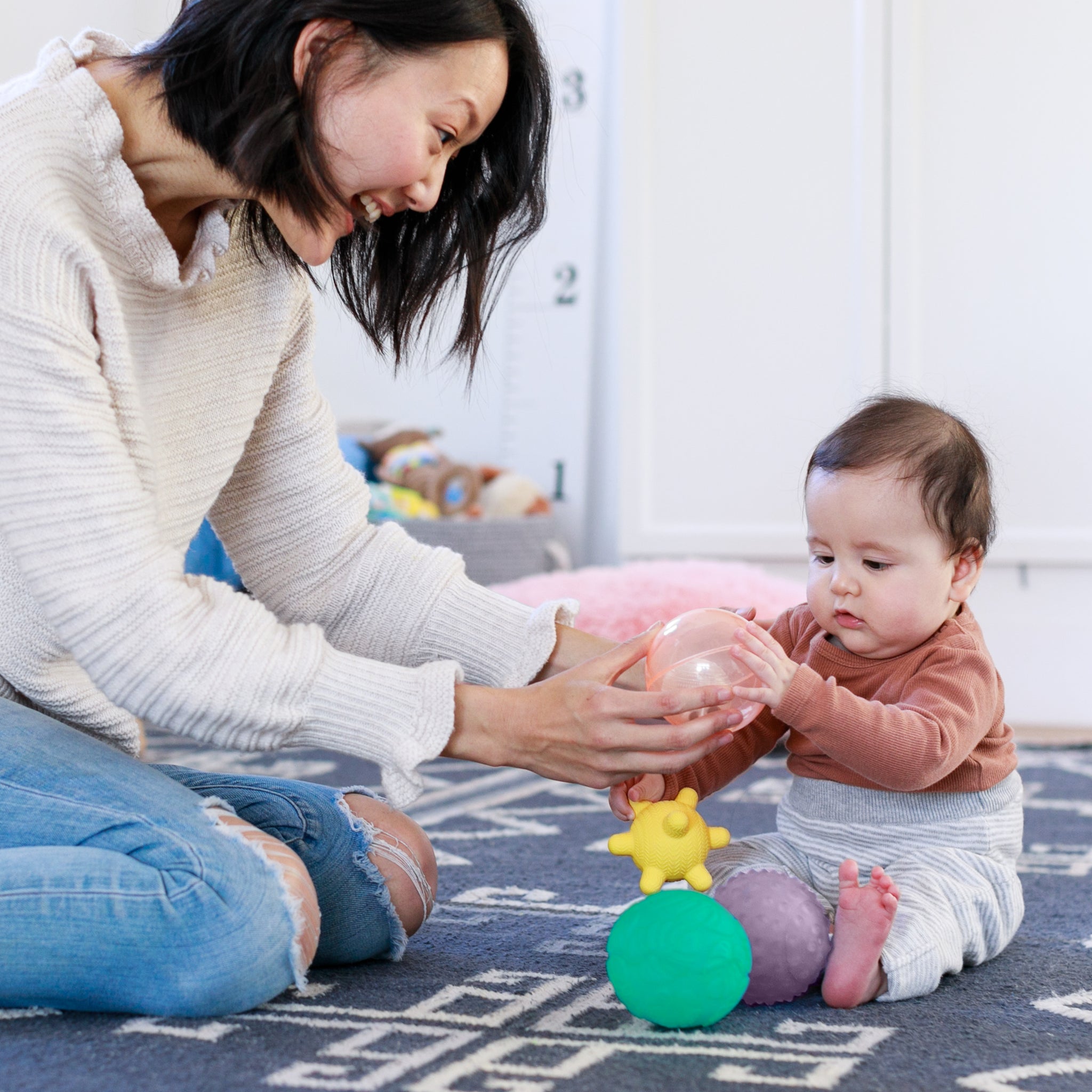 Lights & Sound Multi-Sensory Ball Set™ – Infantino