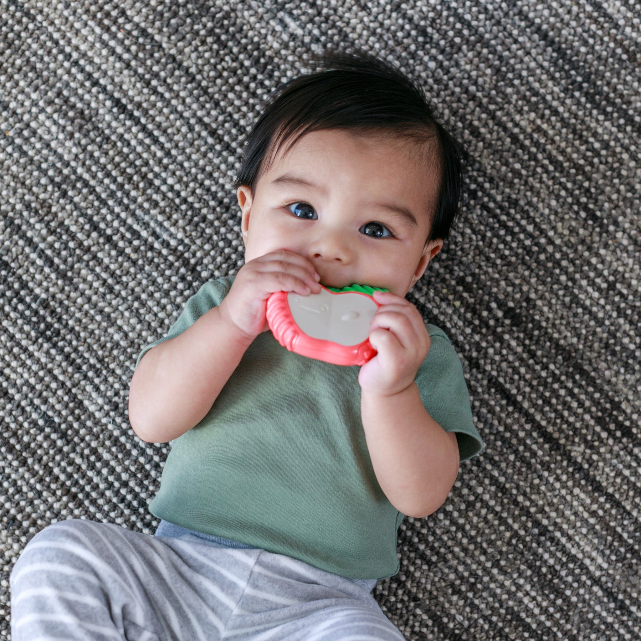 Lil' Nibblers Vibrating Teether™ - Apple – Infantino
