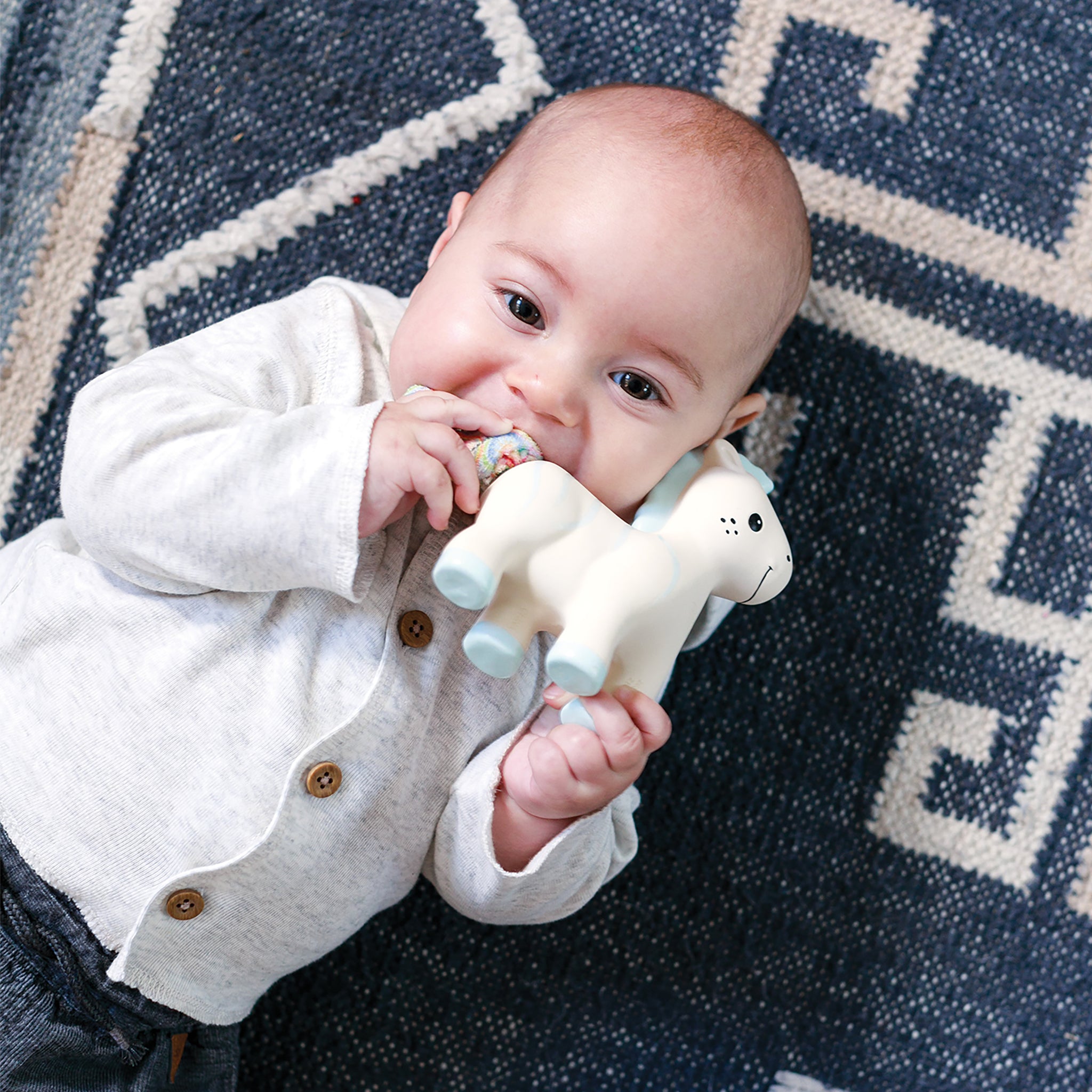 SQUEEZE & TEETHE TERRY TAIL – Infantino